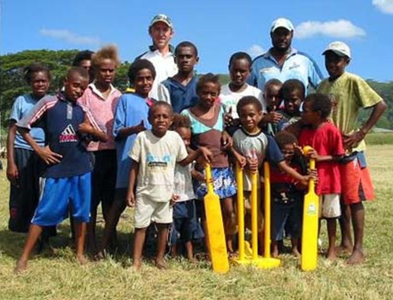 Australian Youth Ambassador Simon Barras (back left) and Vanuatu ...