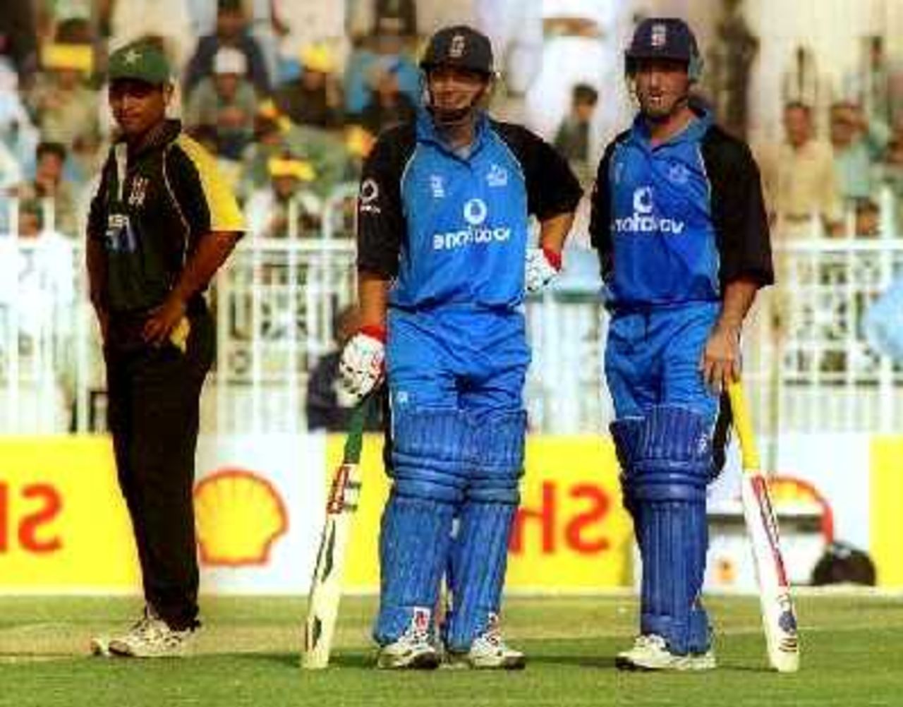 Elahi Ealham And Thorpe Wait For Sight Screen Adjustments elahi-ealham-and-thorpe-wait-for-sight-screen-adjustments