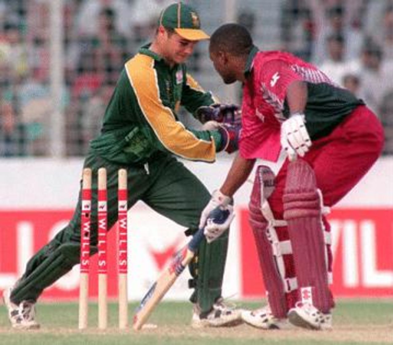 Hansie Cronje lifts the Wills International Cup | ESPNcricinfo.com