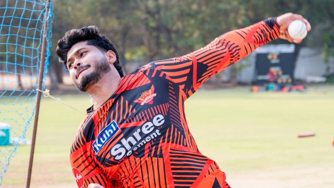 IPL 2026 - SRH vs KKR - Unchanged KKR bowl; SRH hand Shivang Kumar IPL ...