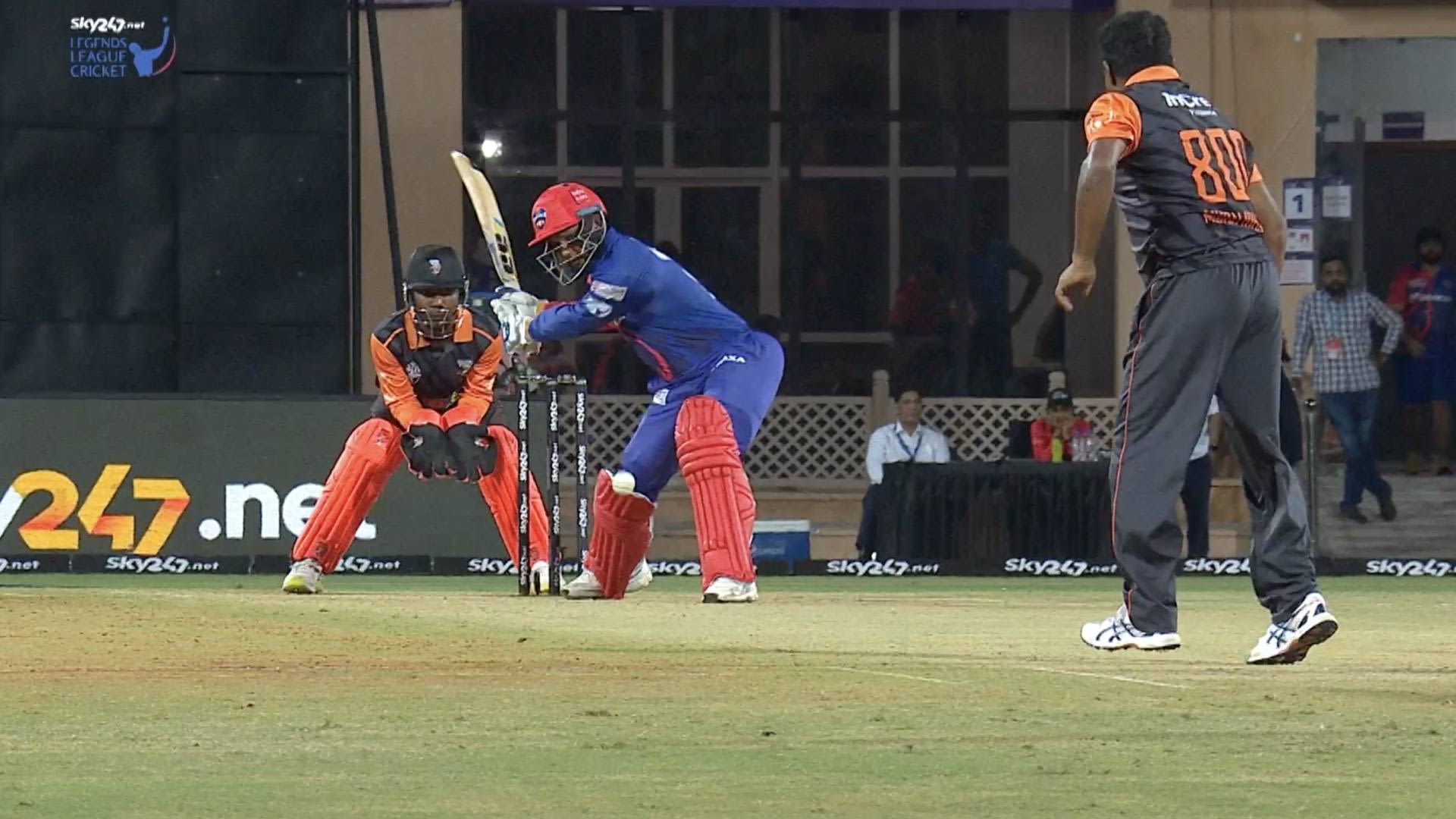 Watch - Ramdin takes on Muralidaran | ESPNcricinfo.com