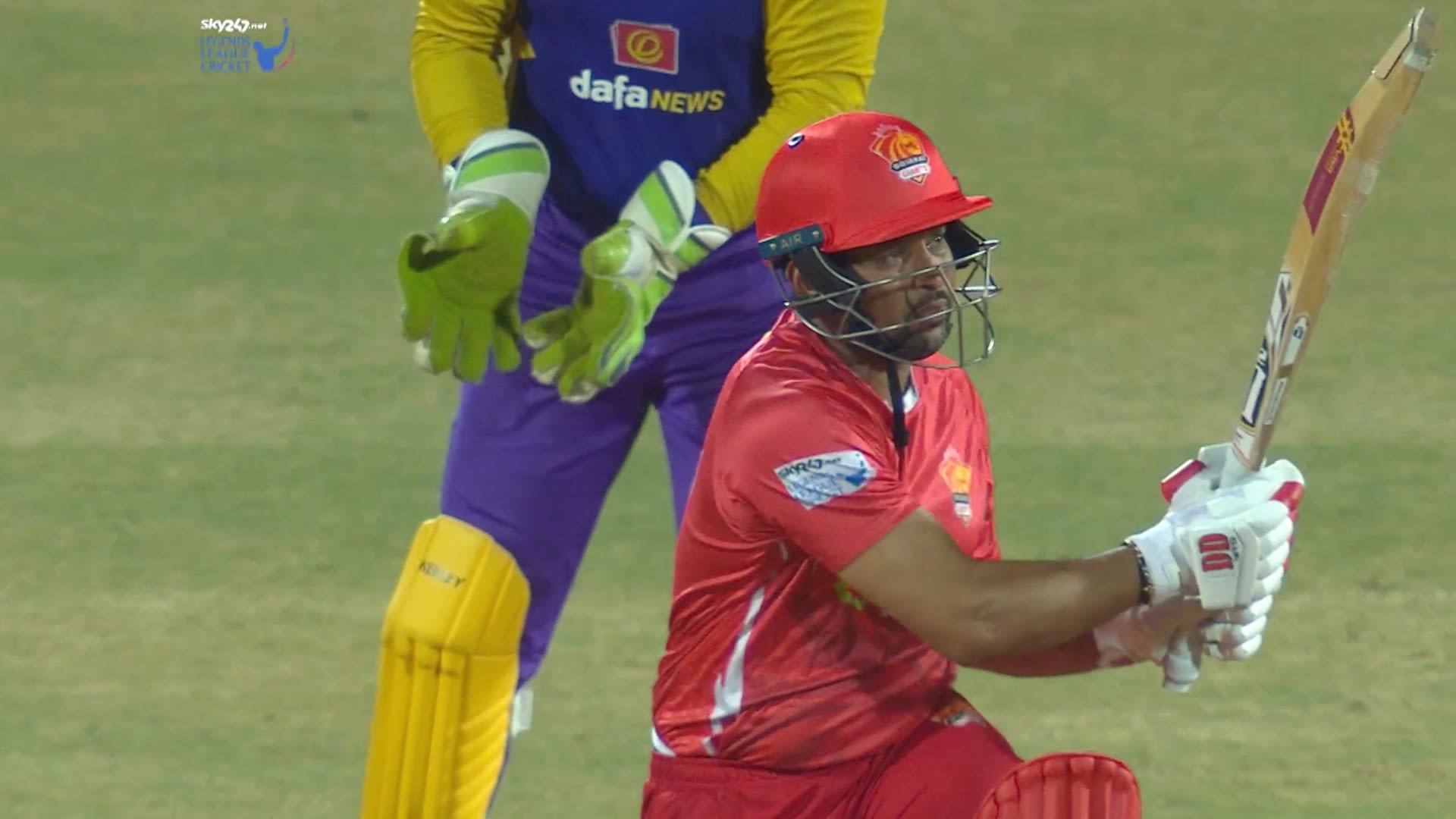 WATCH - Dilshan smacks it over deep mid wicket for six | ESPNcricinfo.com