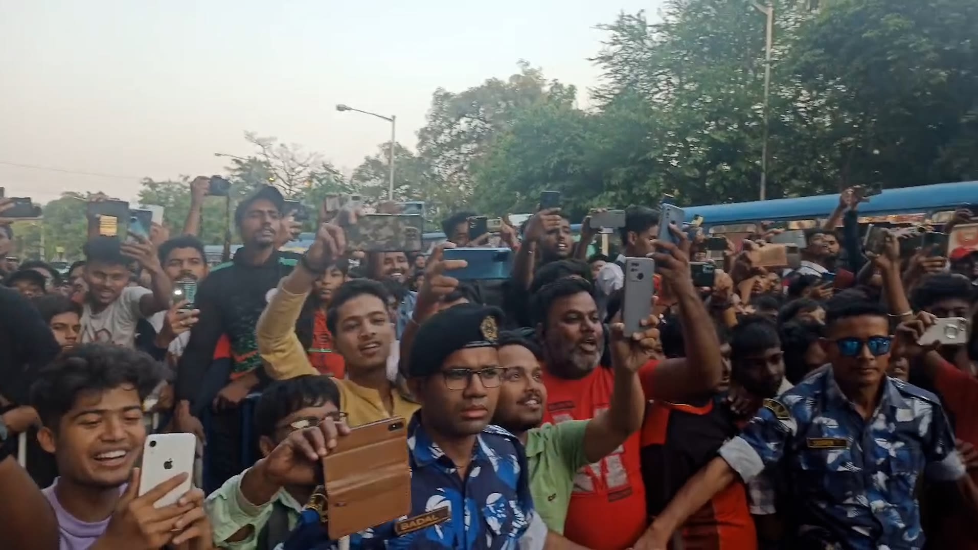 Watch - KKR fans line up to get a glimpse of their heroes | ESPNcricinfo.com