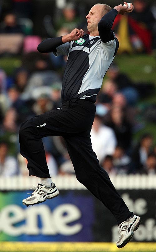 Ewen Thompson bowls on debut | ESPNcricinfo.com