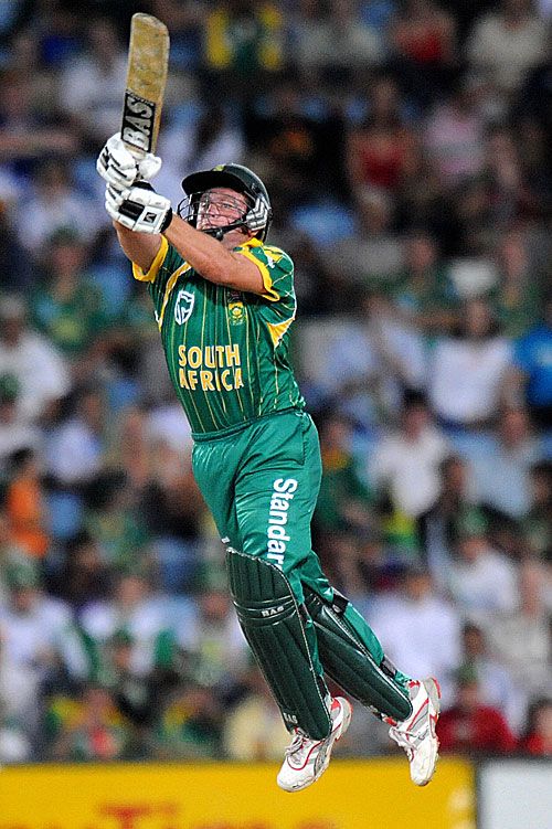 Roelof van der Merwe improvises in his own unusual way | ESPNcricinfo.com