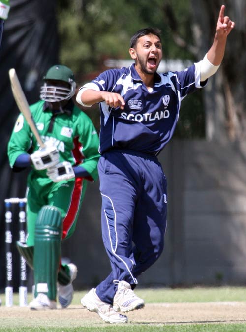 Scotland's Moneeb Iqbal makes a huge appeal against Steve Tikolo ...
