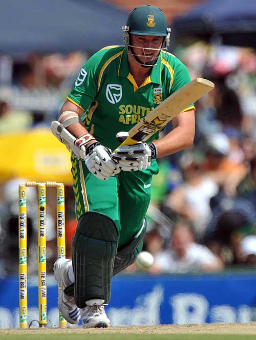 Graeme Smith on-drives during his innings of 40 | ESPNcricinfo.com