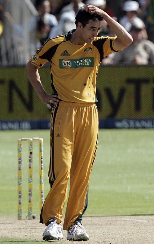 Mitchell Johnson watches the ball | ESPNcricinfo.com