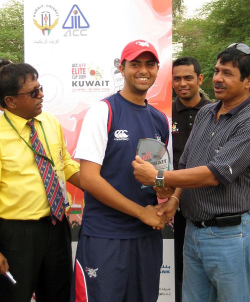 Niaz Ali receives his Player of the Match award from Mr. Bandula ...