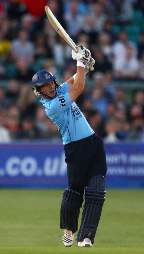 Chris Nash hammers a four as he guides Sussex to victory | ESPNcricinfo.com