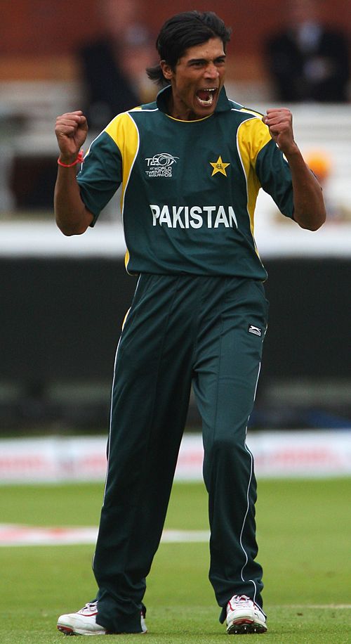 Mohammad Aamer celebrates the dismissal of Darron Reekers ...