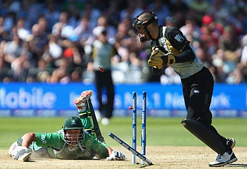 Andre Botha dives in vain as Peter McGlashan finds him short ...