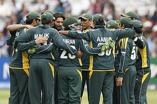 Pakistan players get into a huddle | ESPNcricinfo.com