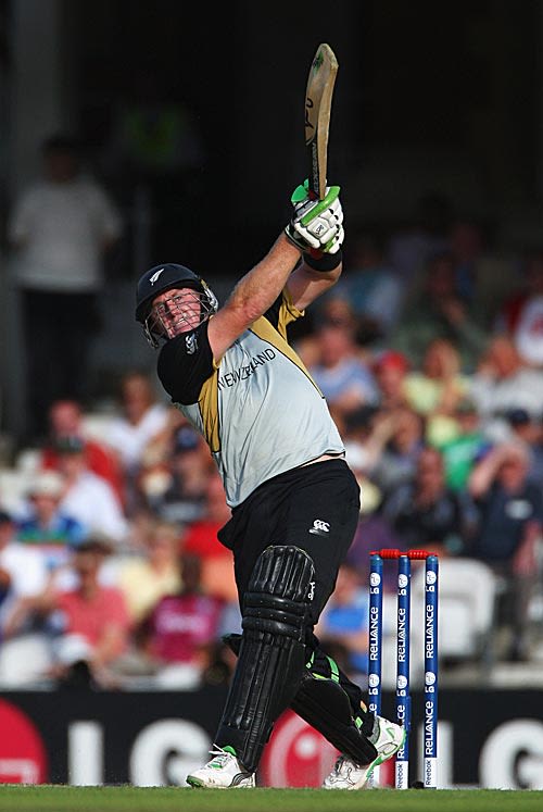 Scott Styris tries to clear the ropes | ESPNcricinfo.com