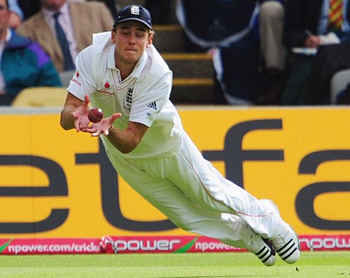 Stuart Broad dives to catch Simon Katich | ESPNcricinfo.com