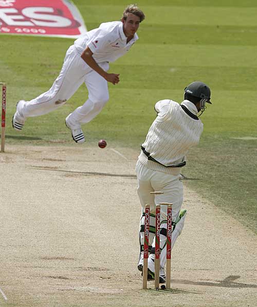 Stuart Broad finds Ricky Ponting's inside edge | ESPNcricinfo.com