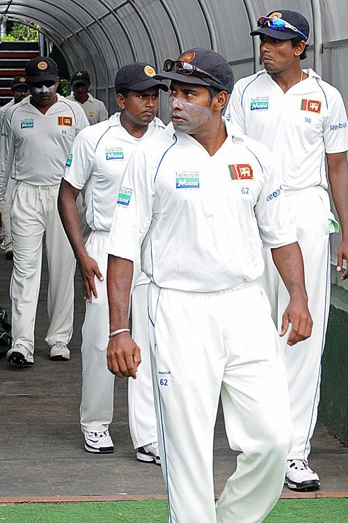 Chaminda Vaas walks on to the field in his final Test | ESPNcricinfo.com