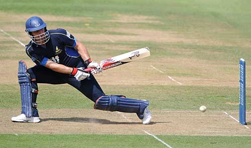 Michael Yardy brings out the reverse sweep | ESPNcricinfo.com