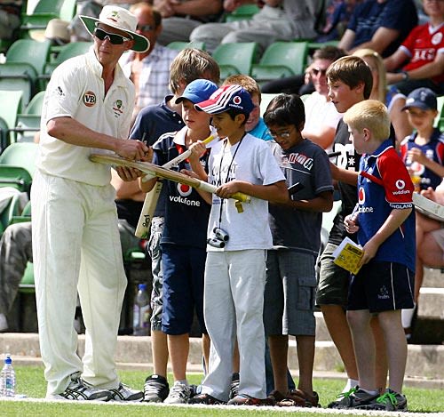 Brett Lee signs autographs | ESPNcricinfo.com