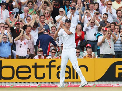 Stuart Broad applauds an appreciative crowd | ESPNcricinfo.com