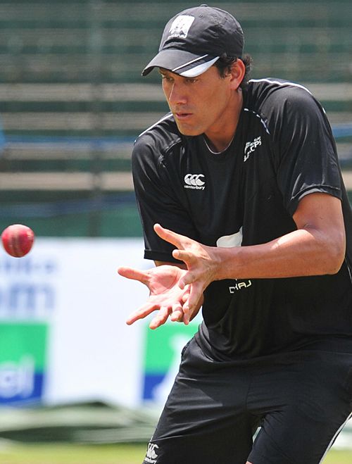 Daryl Tuffey stays focused during catching practice | ESPNcricinfo.com