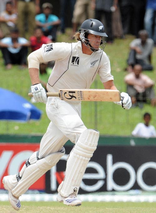 Jacob Oram sets off for a run | ESPNcricinfo.com