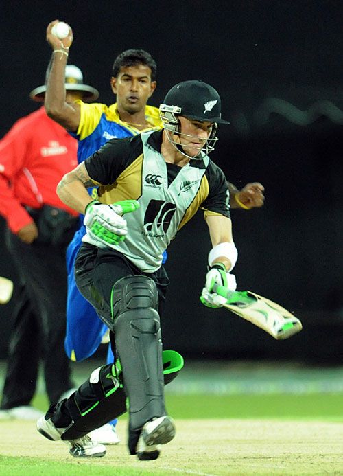 Nuwan Kulasekara attempts to run Brendon McCullum out | ESPNcricinfo.com