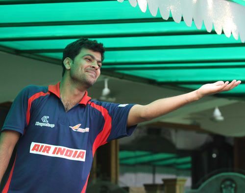 RP Singh sticks his hand out in the rain | ESPNcricinfo.com