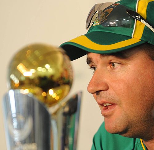 Mickey Arthur at a press conference | ESPNcricinfo.com