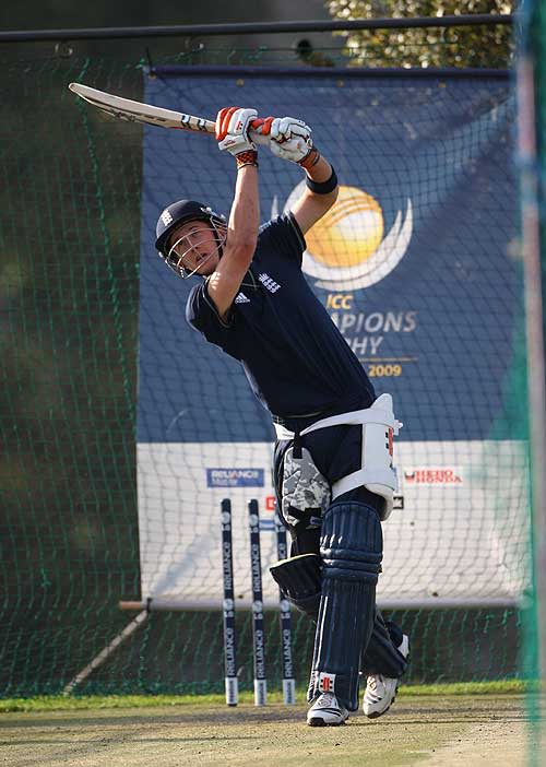 Joe Denly goes aerial during training | ESPNcricinfo.com