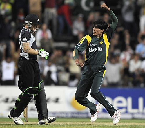 Mohammad Aamer celebrates Brendon McCullum's wicket | ESPNcricinfo.com