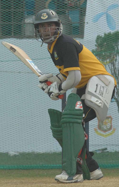 Raqibul Hasan concentrates hard during batting practice | ESPNcricinfo.com