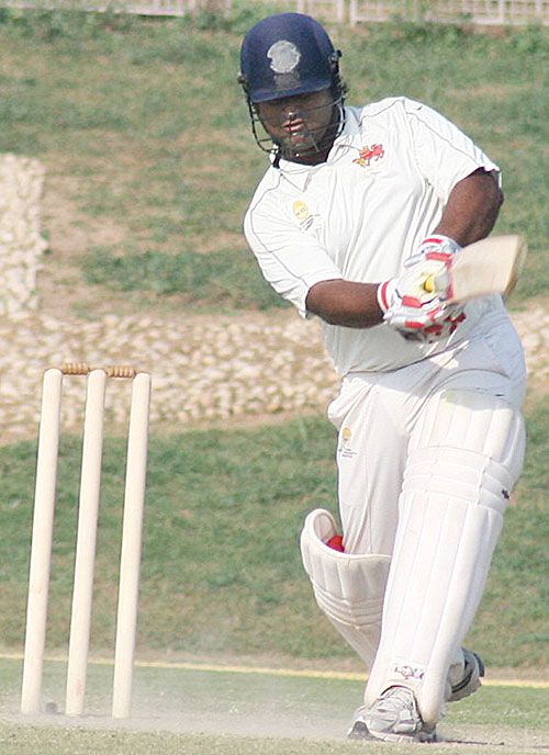 Ramesh Powar launches into one | ESPNcricinfo.com