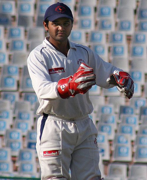 Parthiv Patel gets ready for a session behind the stumps | ESPNcricinfo.com