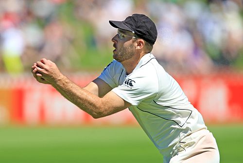Daniel Vettori took a good running catch to dismiss Umar Akmal ...