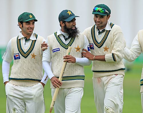 Mohammad Yousuf is congratulated by Danish Kaneria | ESPNcricinfo.com