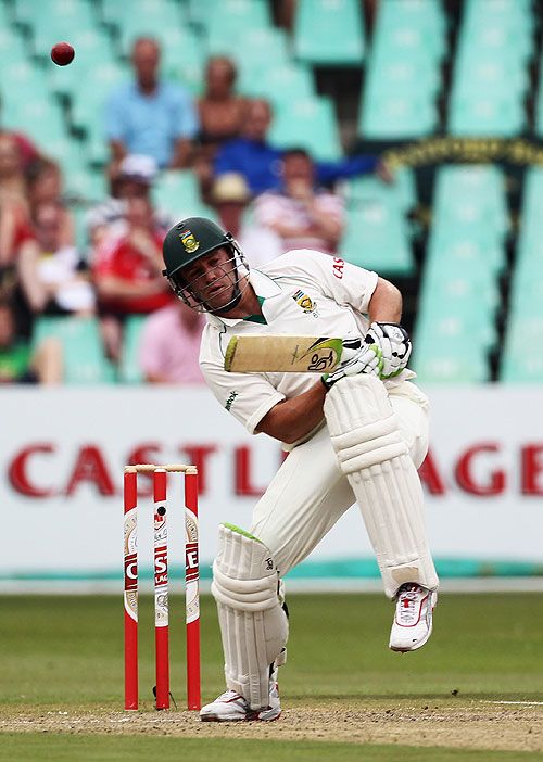 AB de Villiers takes evasive action as a short ball whizzes over his shoulder | ESPNcricinfo.com