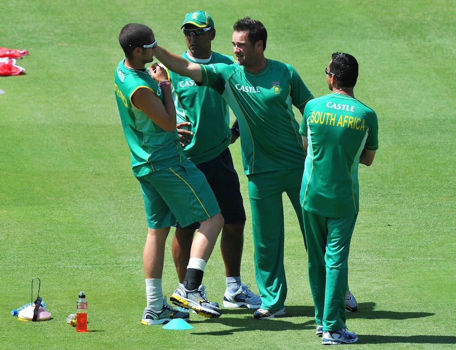 Mark Boucher jokes around with Wayne Parnell as assistant coach Vincent ...