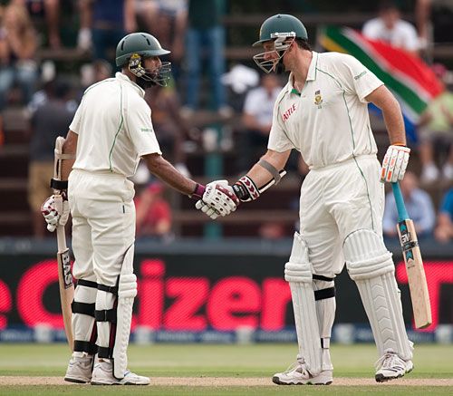 Graeme Smith and Hashim Amla bat well together and put on 165 for the ...