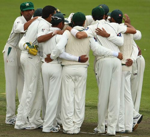 The Pakistan huddle is tight after Brad Haddin's wicket | ESPNcricinfo.com