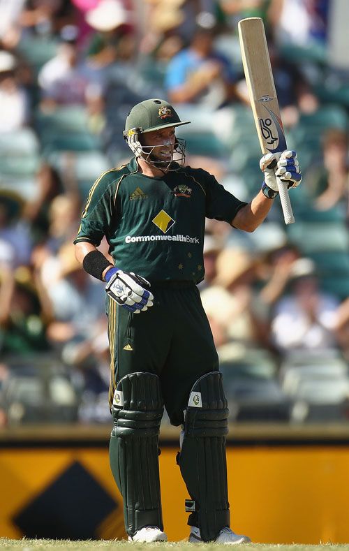 Michael Hussey brings up his fifty | ESPNcricinfo.com