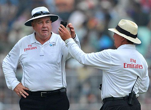 Umpires Steve Davis and Ian Gould take a light reading | ESPNcricinfo.com