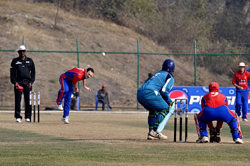Matt Hague bends his back | ESPNcricinfo.com