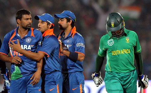 Praveen Kumar sends back Loots Bosman | ESPNcricinfo.com