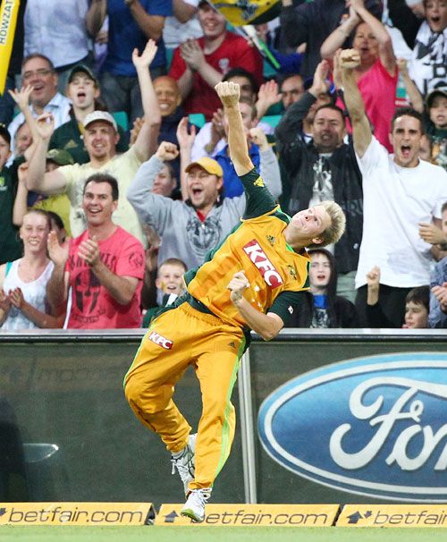 Steven Smith celebrates his stunning outfield catch of Travis Dowlin ...