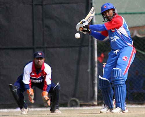 Steve Massiah shapes up to pull | ESPNcricinfo.com