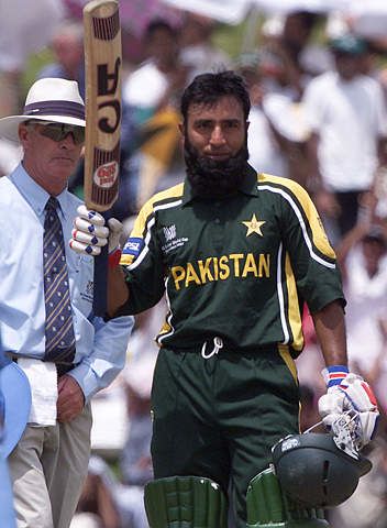 Saeed Anwar celebrates his century | ESPNcricinfo.com
