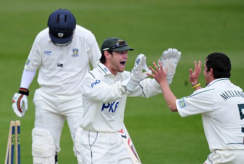 Chris Read and Steven Mullaney celebrate as Nottinghamshire close in on victory | ESPNcricinfo.com