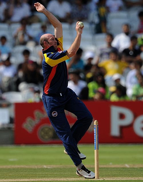 Chris Harris prepares to deliver | ESPNcricinfo.com