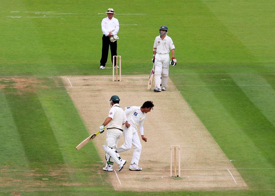 A clash of elbows between Ricky Ponting and Mohammad Amir | ESPNcricinfo.com